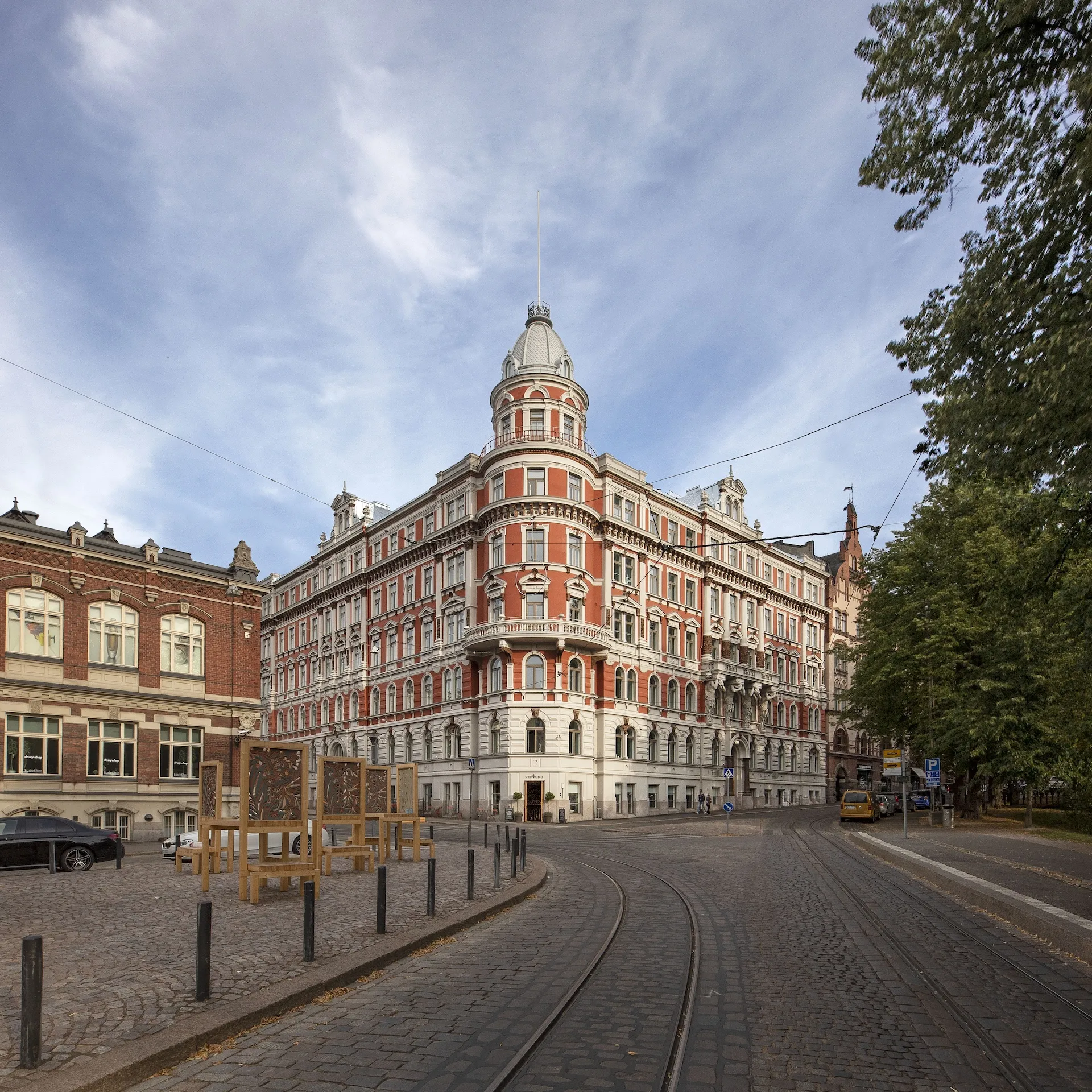 Grand Residencen upeat massiivipuulattiat - Lue case-artikkeli!